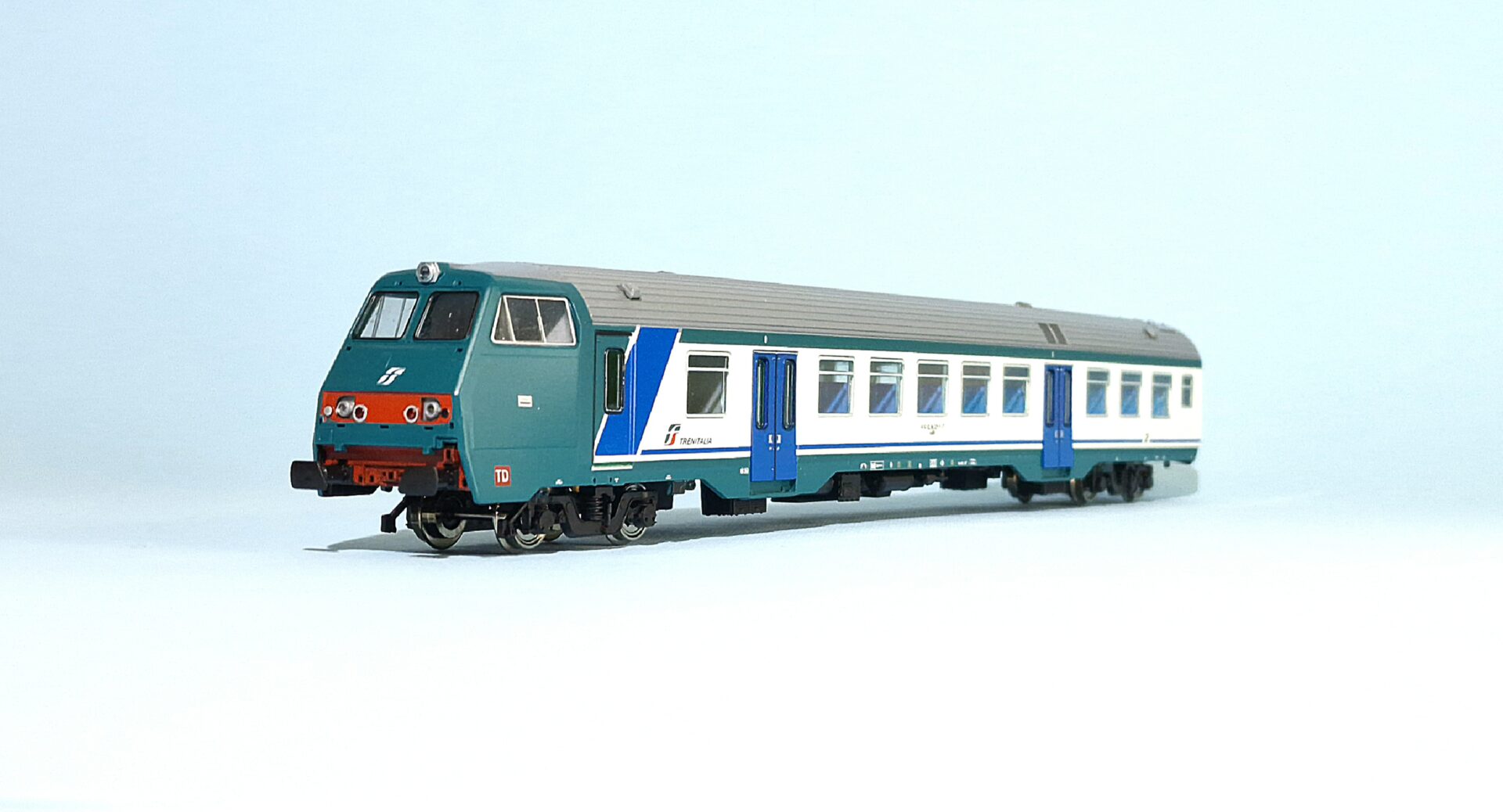 Carrozza MDVC in livrea XMPR finestrini #revamping# con logo tricolore- MAZINGA TD di 2' classe ...