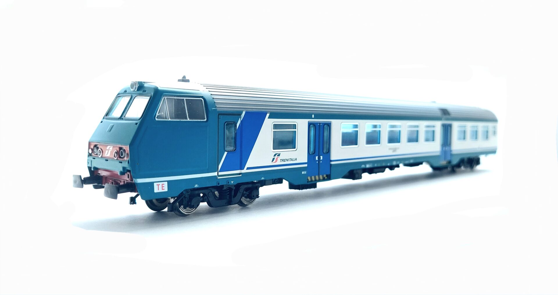 Carrozza MDVC in livrea XMPR finestrini #revamping# con logo tricolore ...